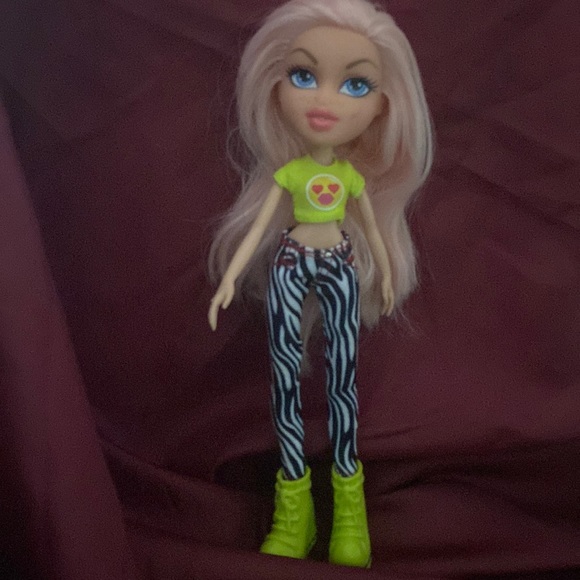 Mga | Toys | Bratz Cloe Selfiesnaps Photo Booth Doll With Original ...